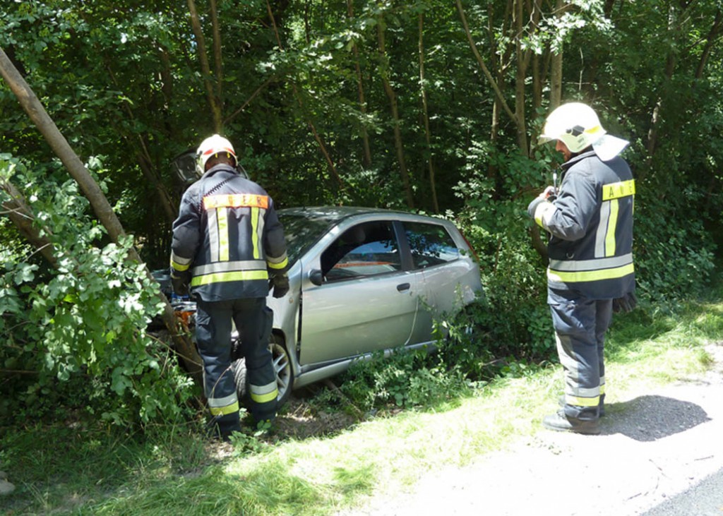 Auer: Auto kracht gegen Baum - UnserTirol24