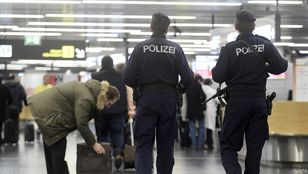 Bodypacker am Wiener Flughafen Schwechat dingfest gemacht - UnserTirol24