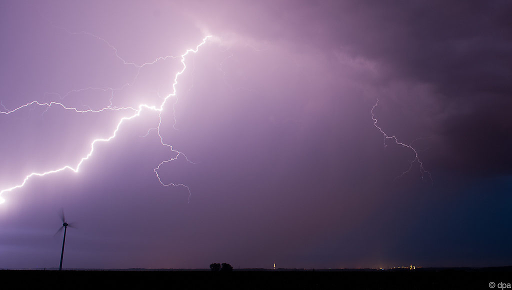 Blitzeinschlag löst Feuer aus - UnserTirol24