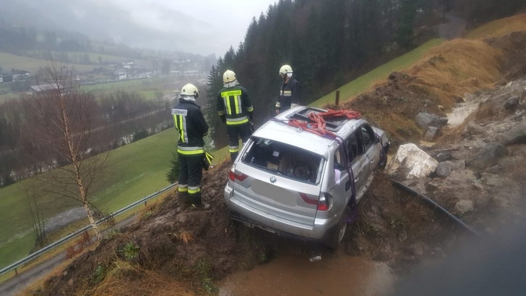 Passeier: Auto stürzt über steilen Hang - UnserTirol24