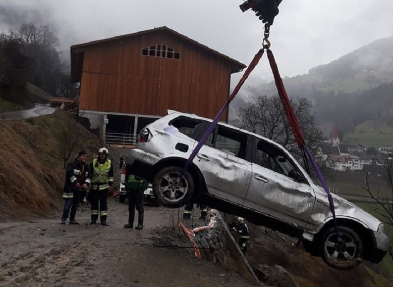 Passeier: Auto stürzt über steilen Hang - UnserTirol24
