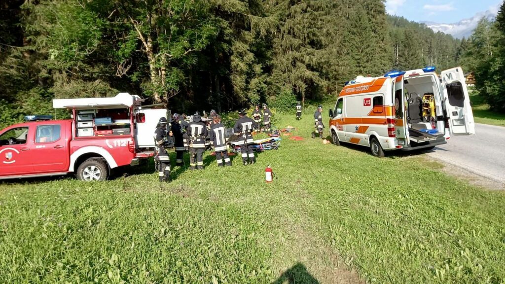 Wipptal: Pkw prallt gegen Baum - UnserTirol24