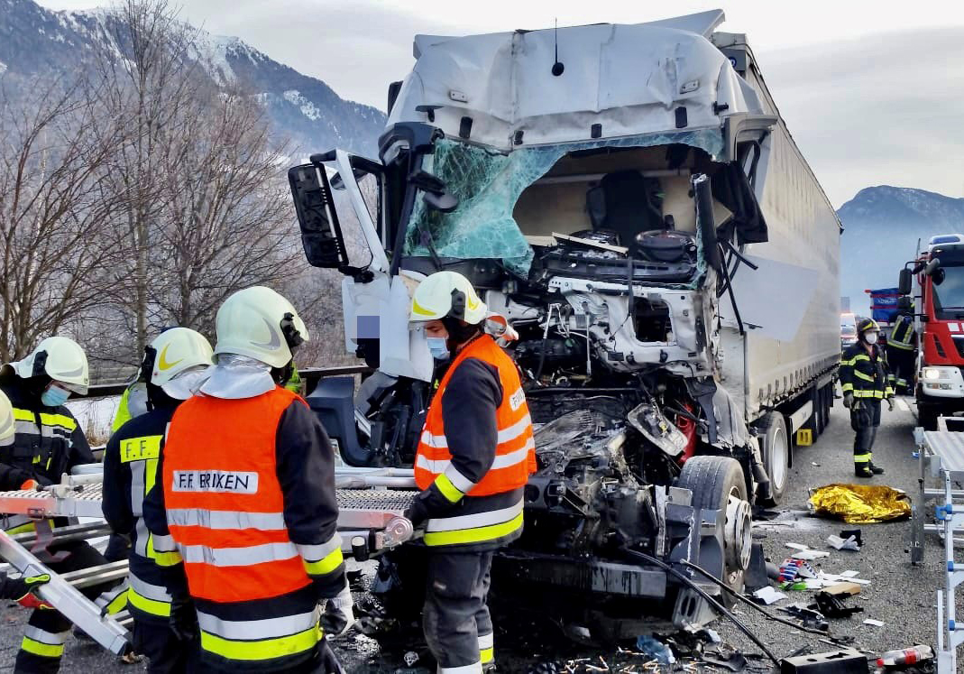 Horror-Crash auf der Autobahn – drei Verletzte - UnserTirol24