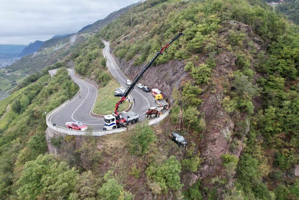 Auto aus hundert Meter Tiefe geborgen - UnserTirol24