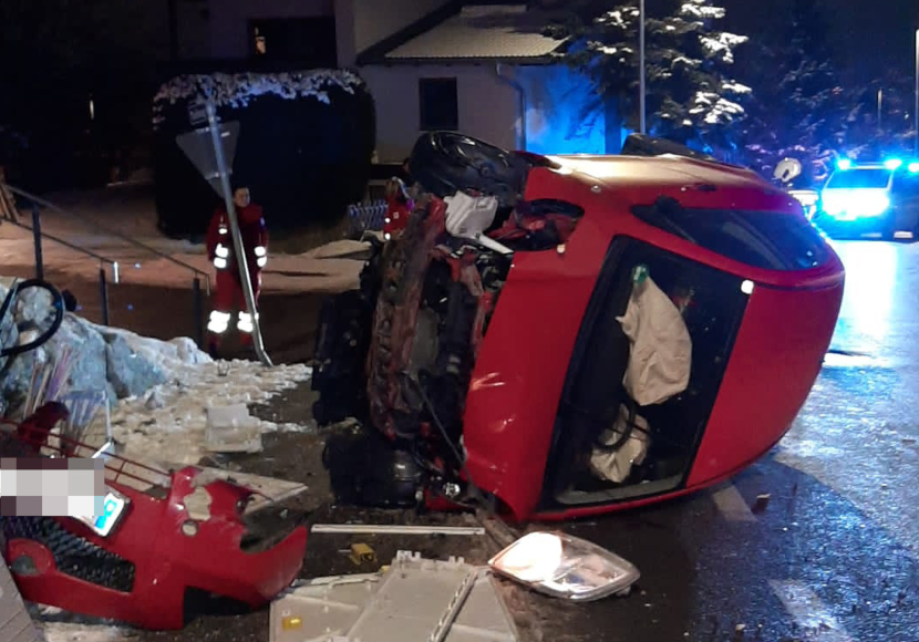 Frontalcrash: Zwei Personen verletzt - UnserTirol24