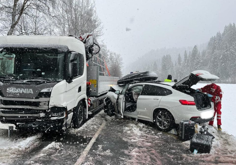 Pkw kracht in Lkw - UnserTirol24