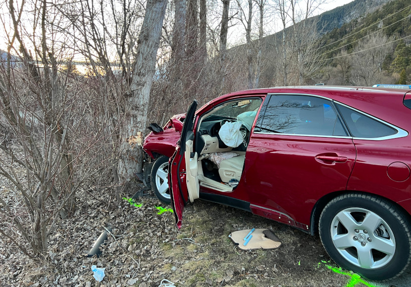 Auto kracht in Baum - UnserTirol24