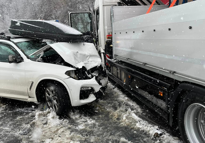 Pkw kracht in Lkw - UnserTirol24