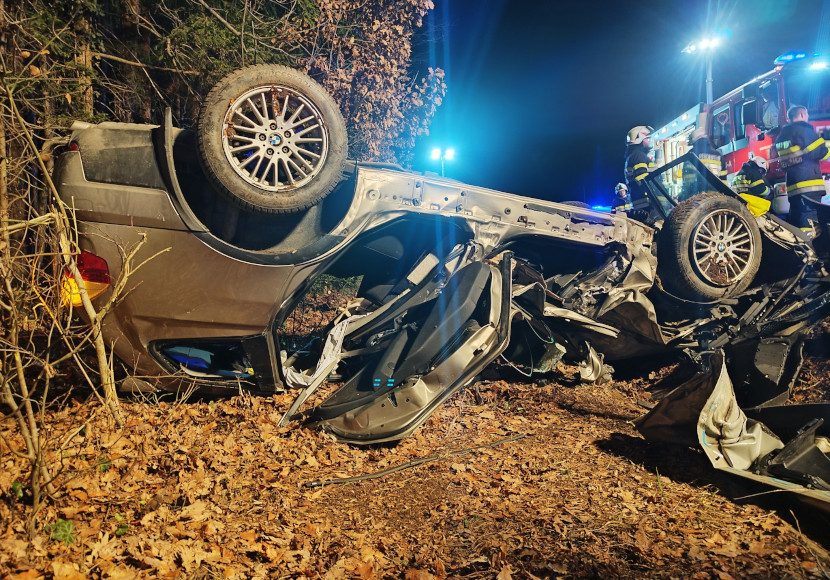 18-Jähriger ohne Führerschein kracht gegen Baum - UnserTirol24