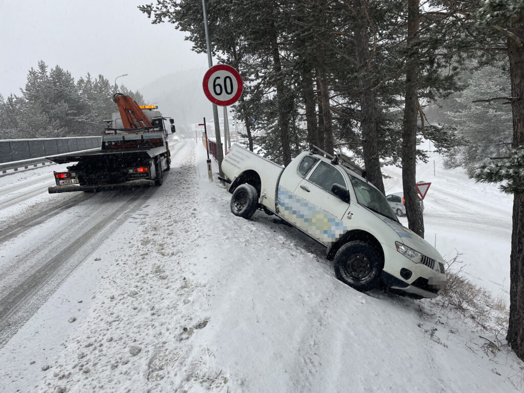 Klein-Lkw prallt gegen Baum - UnserTirol24