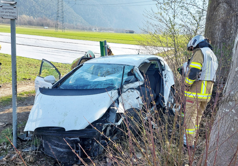 19-Jährige kracht gegen Baum - UnserTirol24