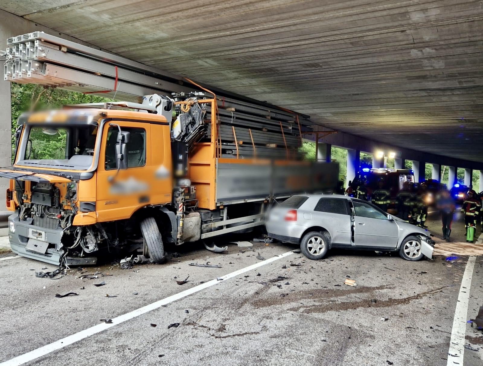 Lkw und Pkw prallen aufeinander - UnserTirol24