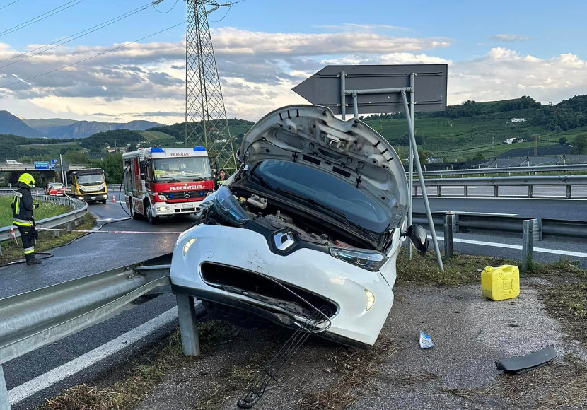 MeBo: Pkw kracht auf Leitplanke - UnserTirol24