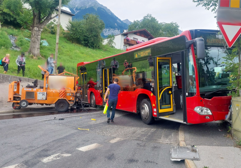 Baumaschine kracht gegen Bus - UnserTirol24