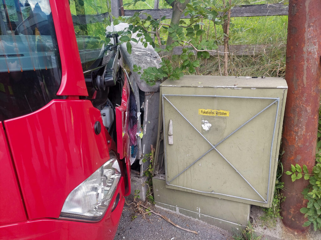 Baumaschine kracht gegen Bus - UnserTirol24