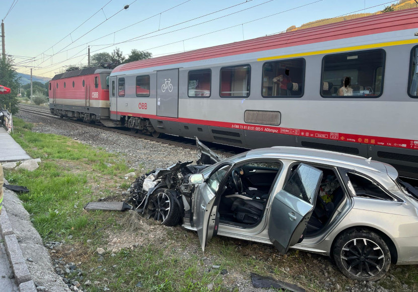 Kollision zwischen Zug und Pkw - UnserTirol24