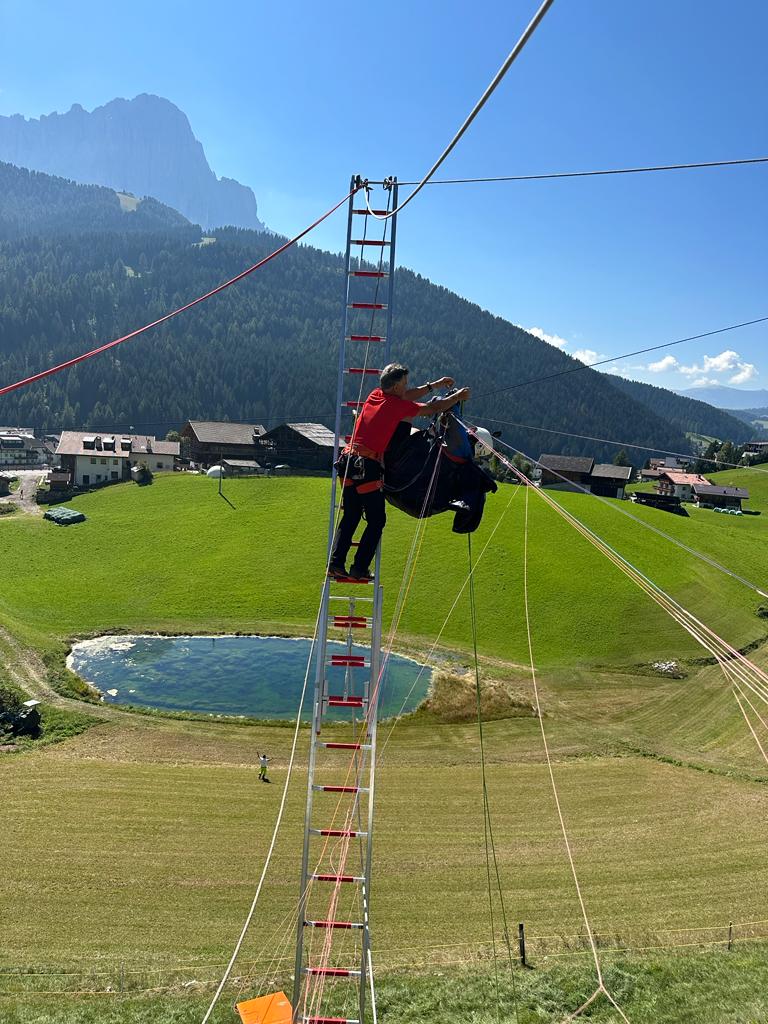Paragleiter landet in Bahnseil - UnserTirol24