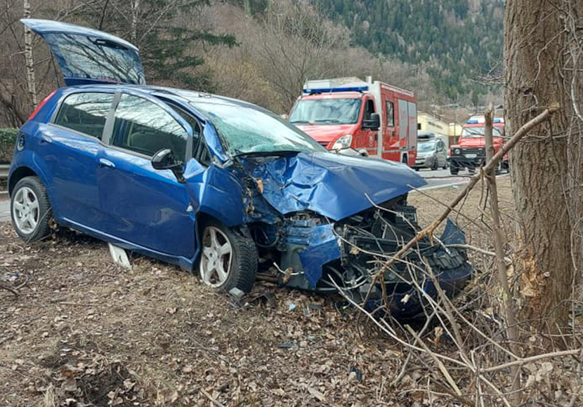 Auto fährt gegen Baum - UnserTirol24