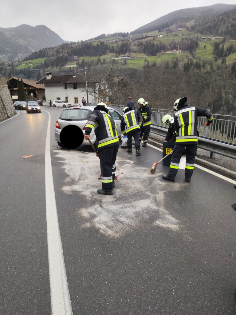Auto prallt gegen Mauer - UnserTirol24