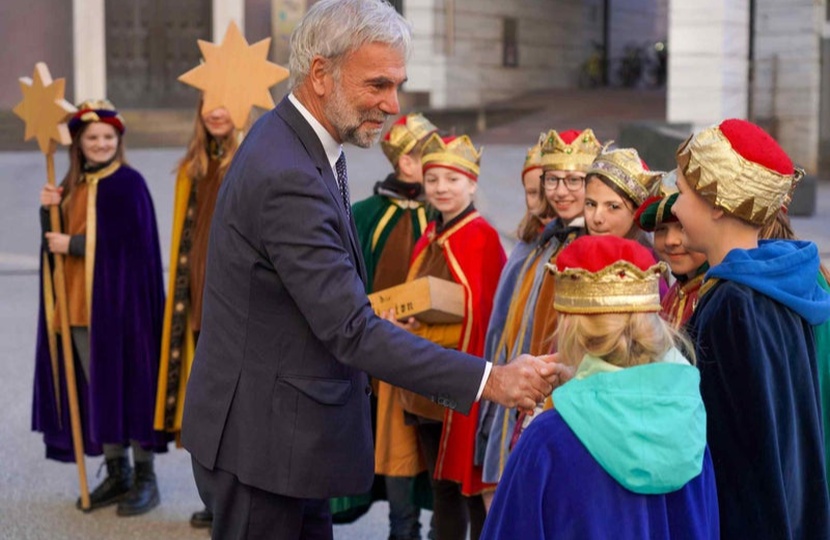 Sternsinger aus Deutschnofen besuchen Südtiroler Landtag - UnserTirol24